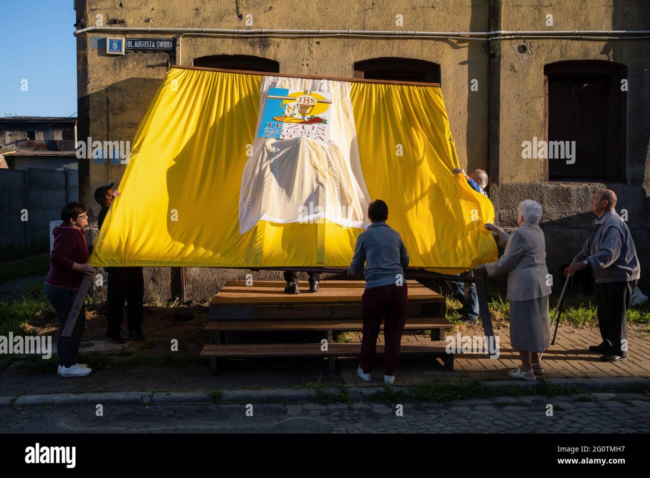 Swietochlowice, Lipiny, Poland. 03rd June, 2021. People seen building ...