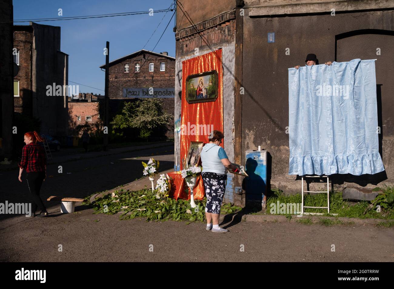 Swietochlowice, Lipiny, Poland. 03rd June, 2021. People seen decorating ...