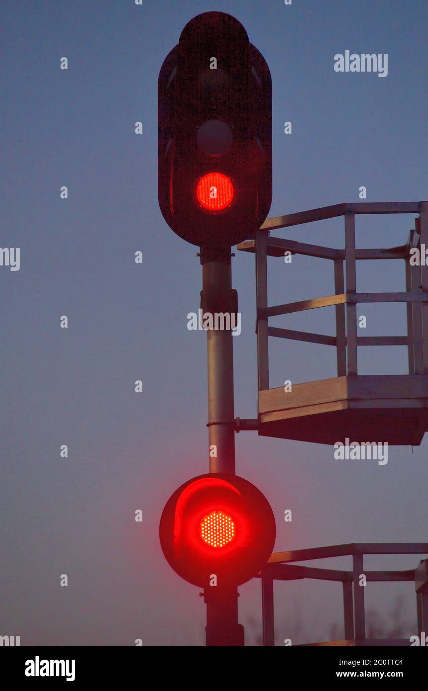 Red signals at night hi-res stock photography and images - Alamy