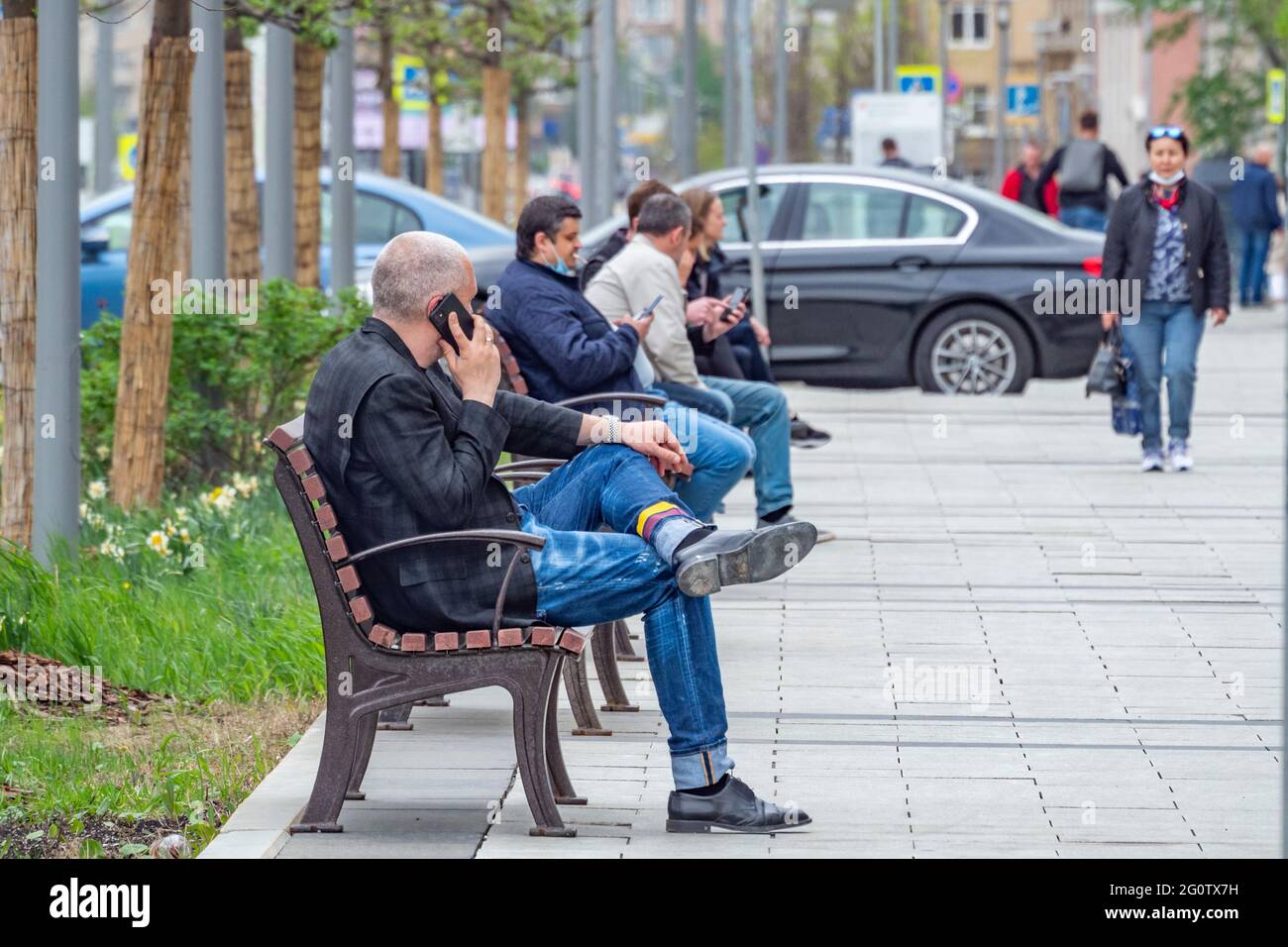 Russia, Moscow. People sitting on a bench in a park Stock Photo - Alamy