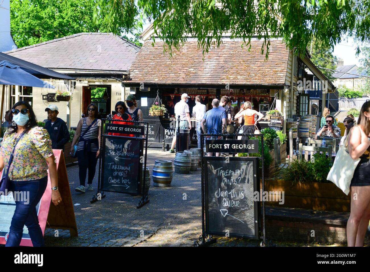 Cambridge, Uk, England, 31-May-2021., Adults enjoying afternoon drink ...