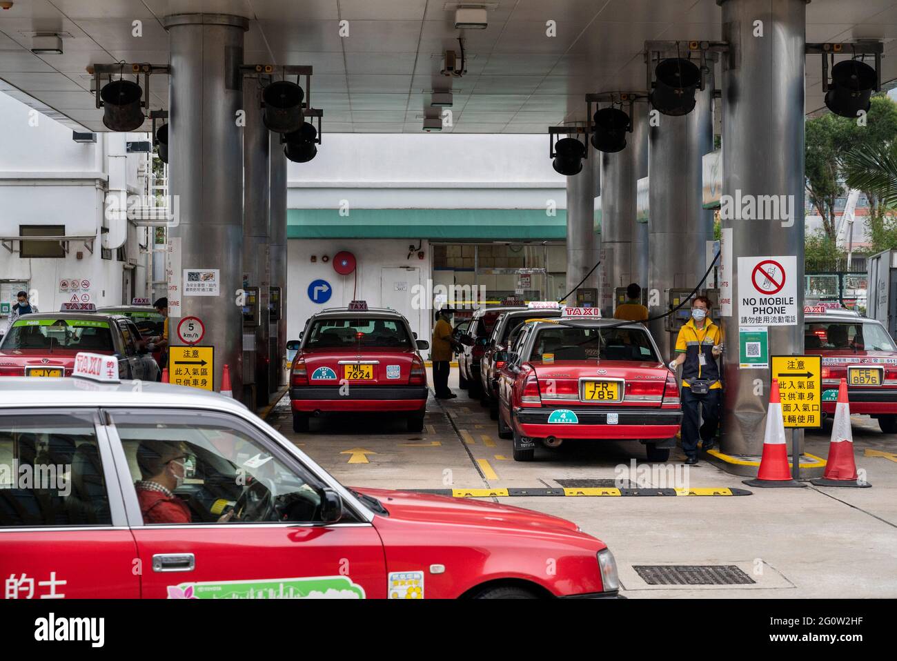 Queue for petrol hi-res stock photography and images - Alamy