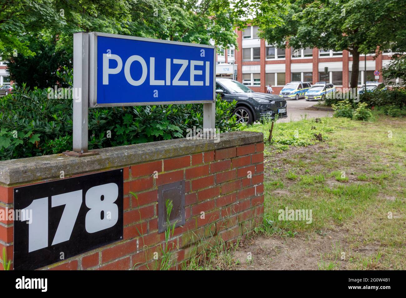 Police station entrance sign hi-res stock photography and images - Alamy