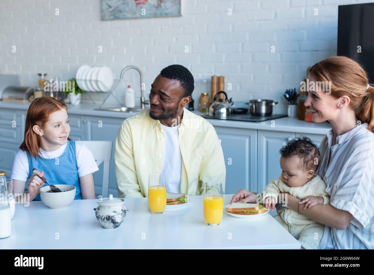 Happy kids eating sandwiches hi-res stock photography and images - Alamy