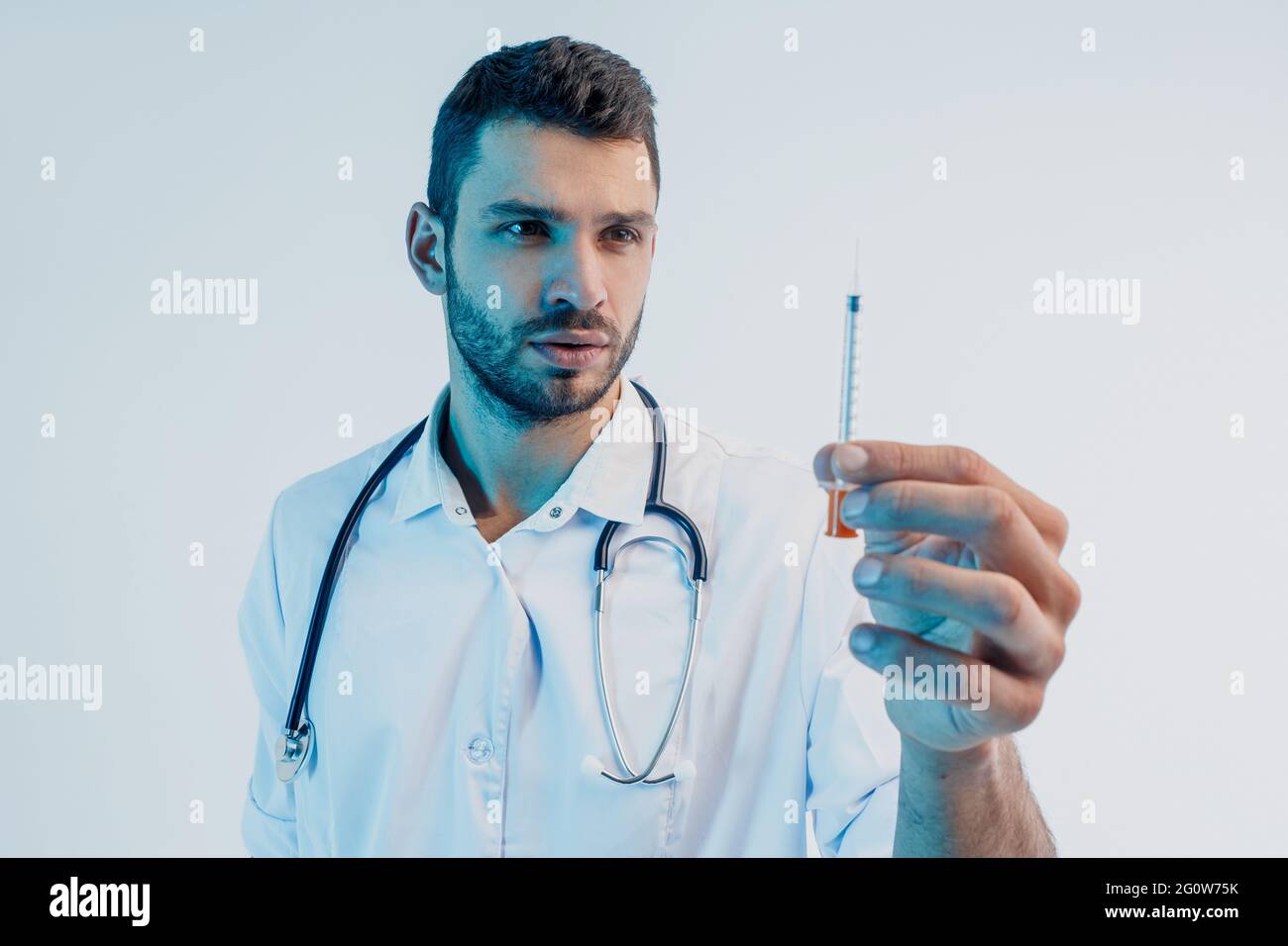 Serious doctor syringe hi-res stock photography and images - Alamy