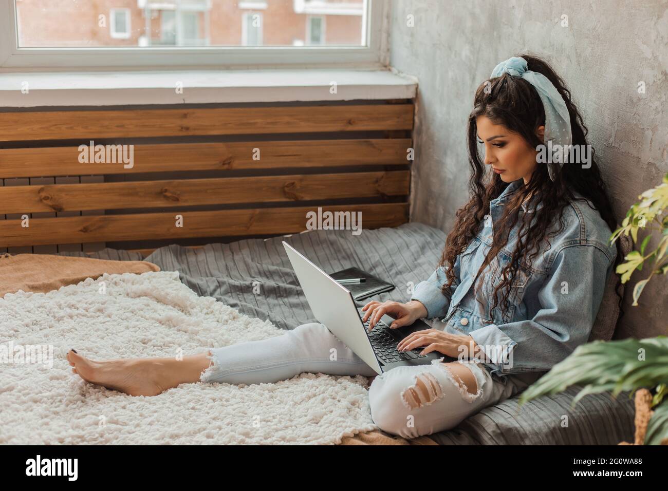 Using web for learning hi-res stock photography and images - Alamy