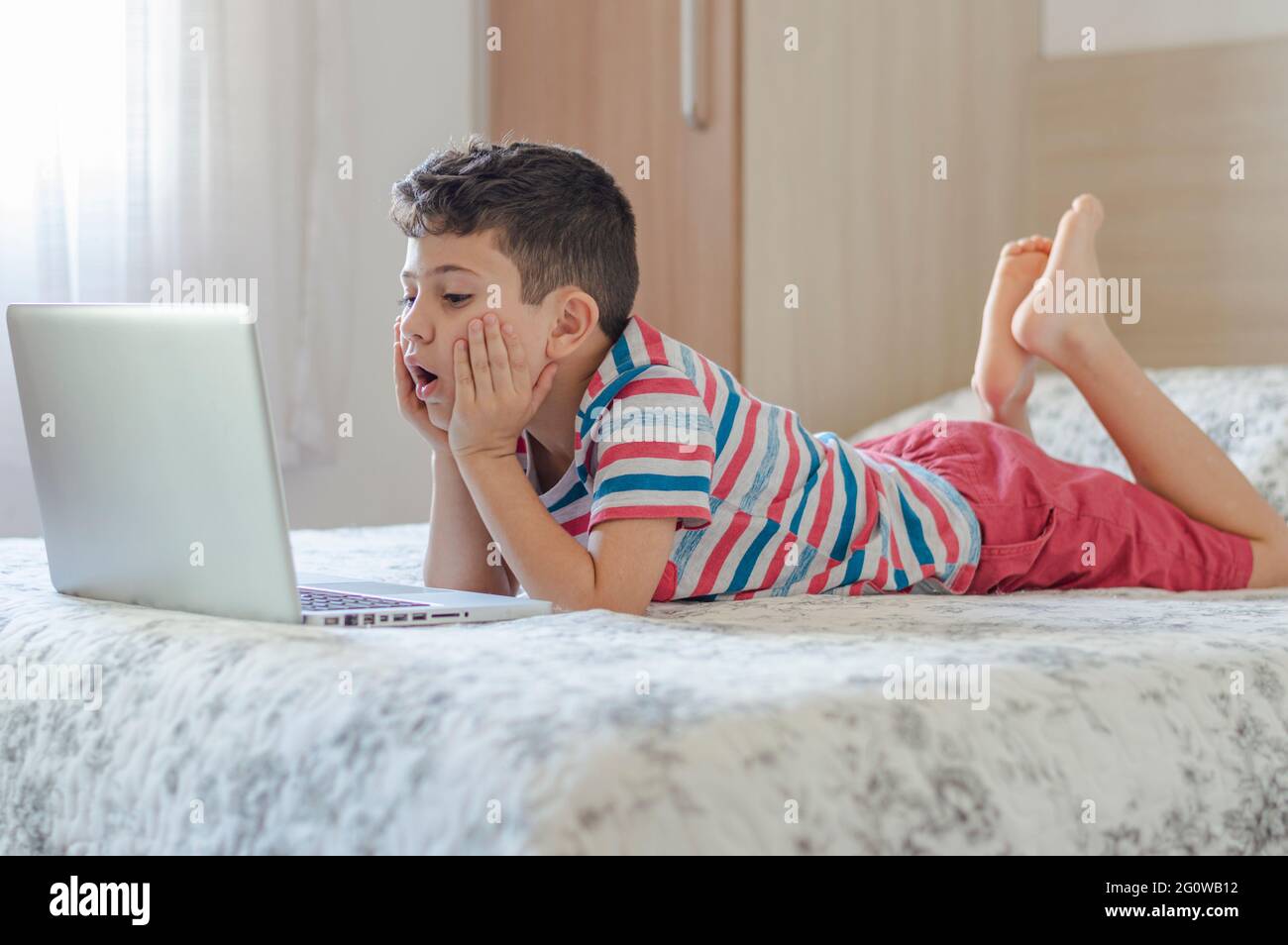 Child and computer classroom hi-res stock photography and images - Alamy