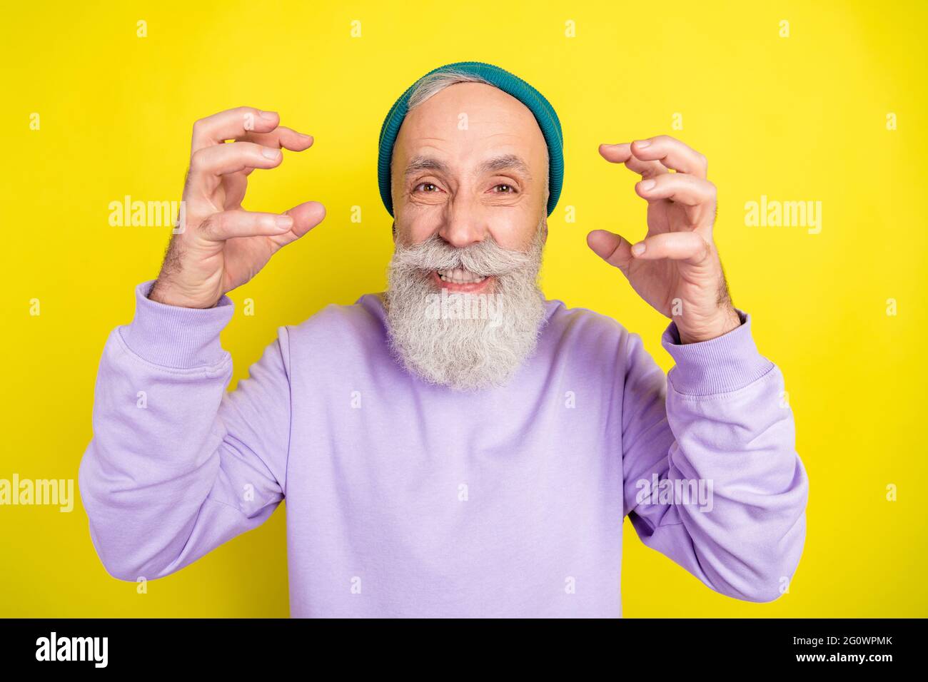 Photo portrait of elder man angry aggressive arguing isolated on ...