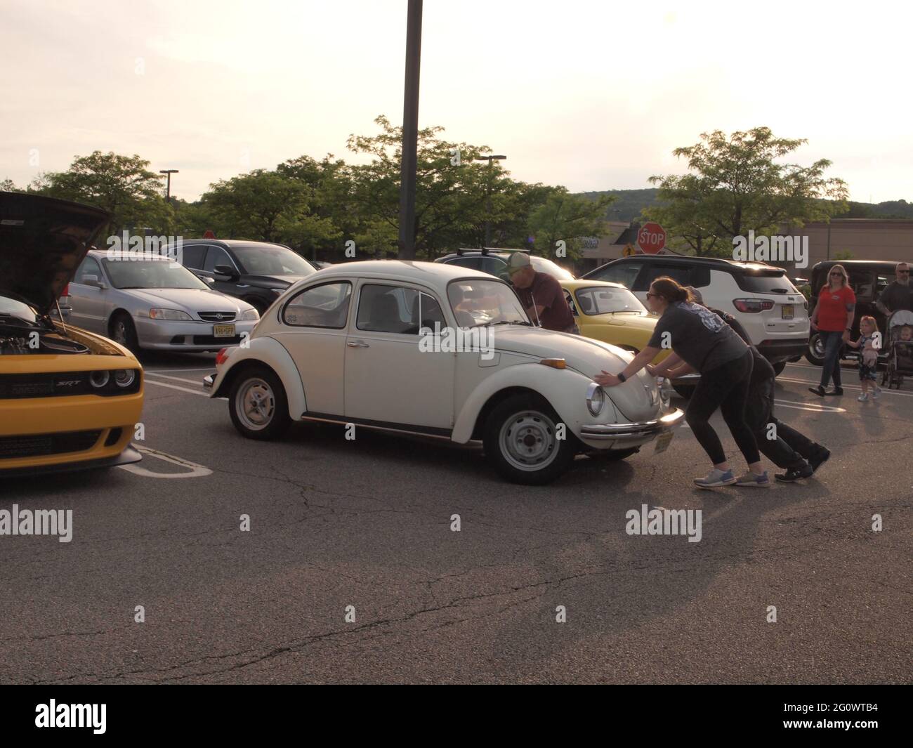People pushing a car backwards hi-res stock photography and images - Alamy