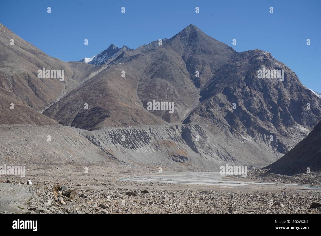 Barren cold desert landscape hi-res stock photography and images - Alamy