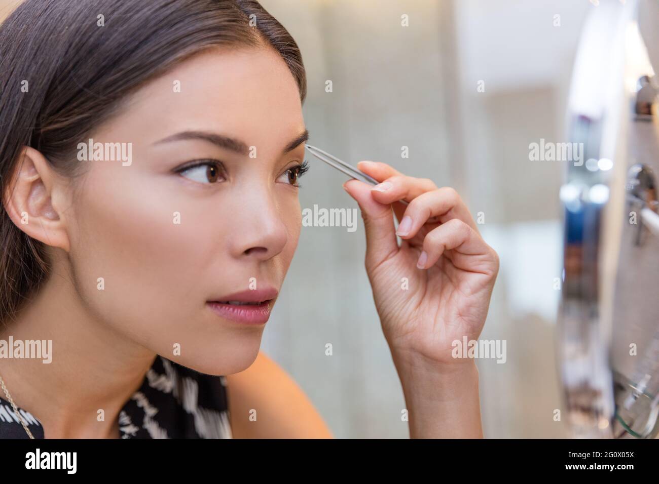 Plucking and woman hi-res stock photography and images - Alamy