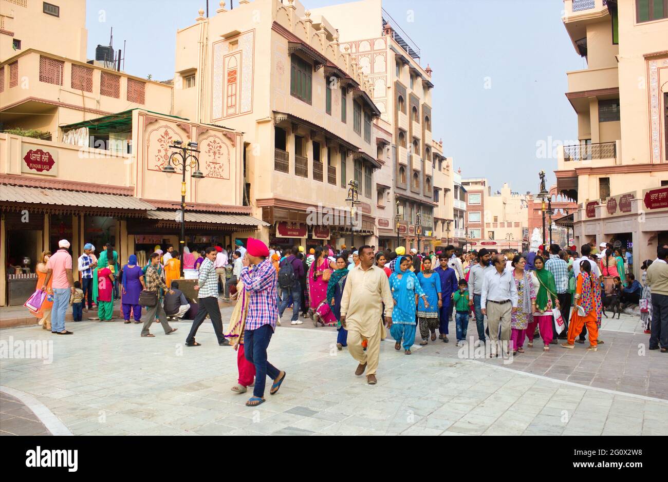 India sikh people crowd pilgrims hi-res stock photography and images ...