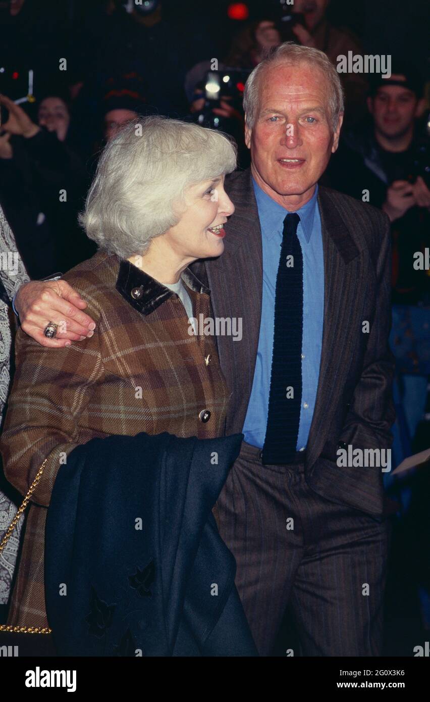 Joanne Woodward and Paul Newman attend the premiere of "Twilight" at ...