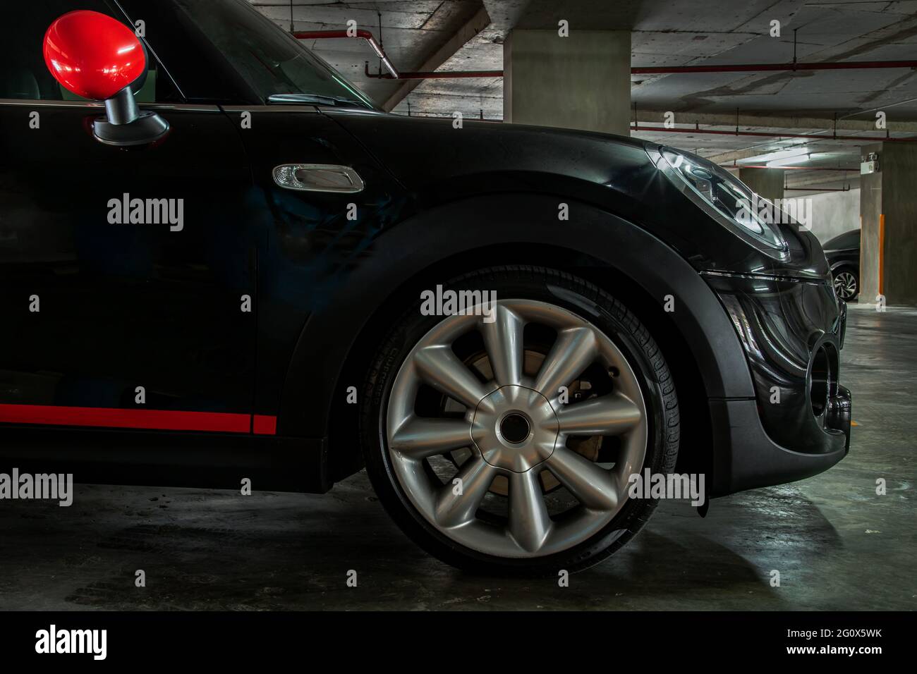 Side view of Headlights, Wheel, Hood, Sidelights and Side view mirror ...