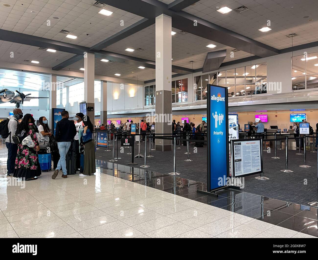 Airline checkin hi-res stock photography and images - Alamy
