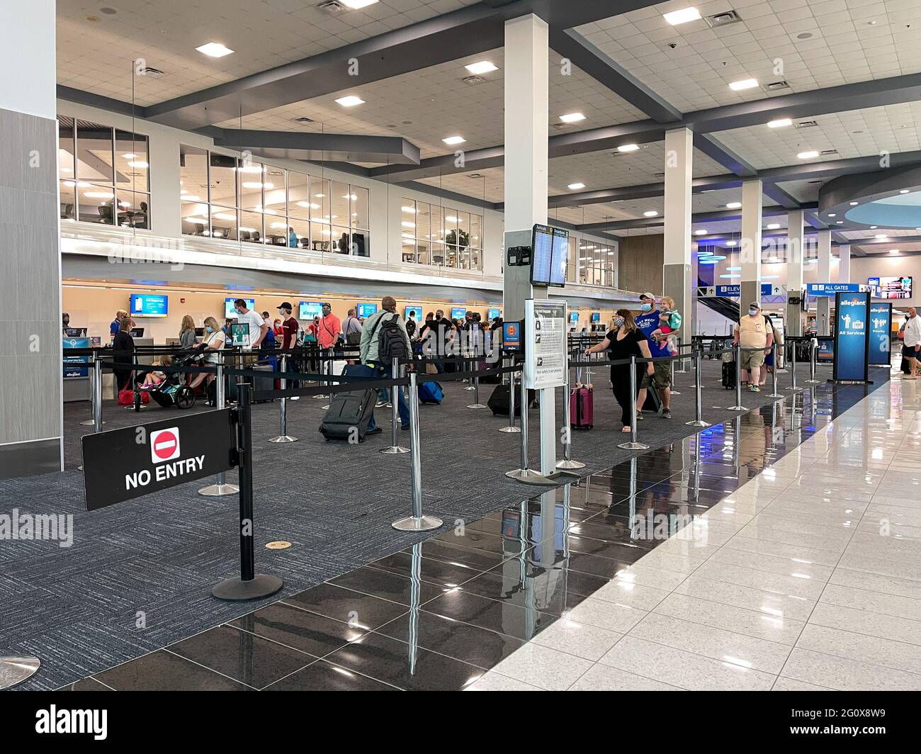 Airport counter uniform hi-res stock photography and images - Alamy