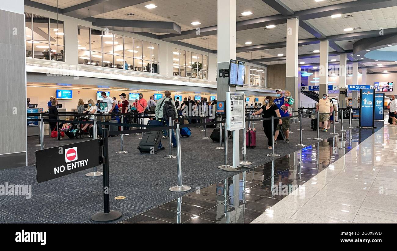 Airport Counter Uniform High Resolution Stock Photography and Images ...