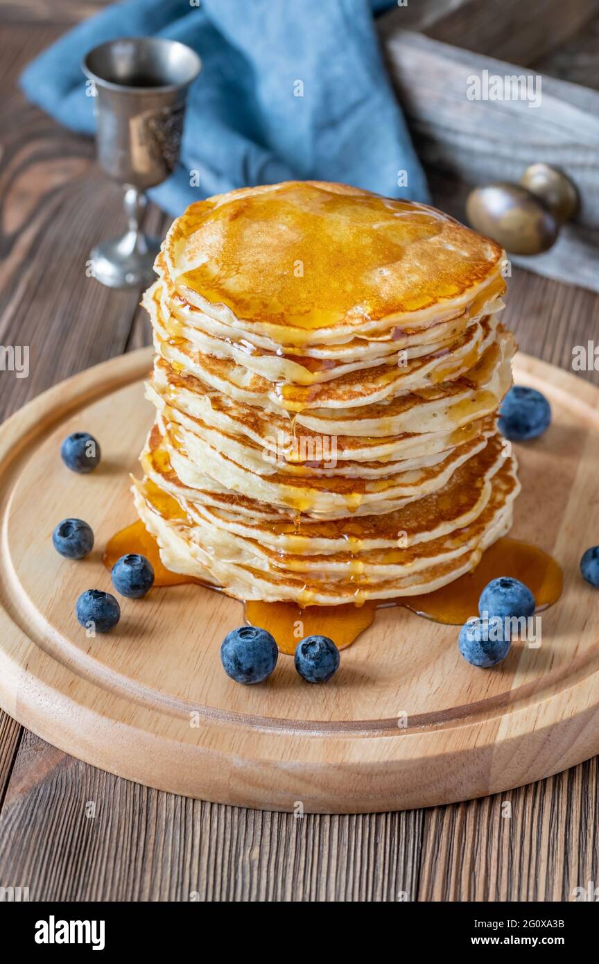 Pancakes with maple syrup and fresh blueberries Stock Photo - Alamy