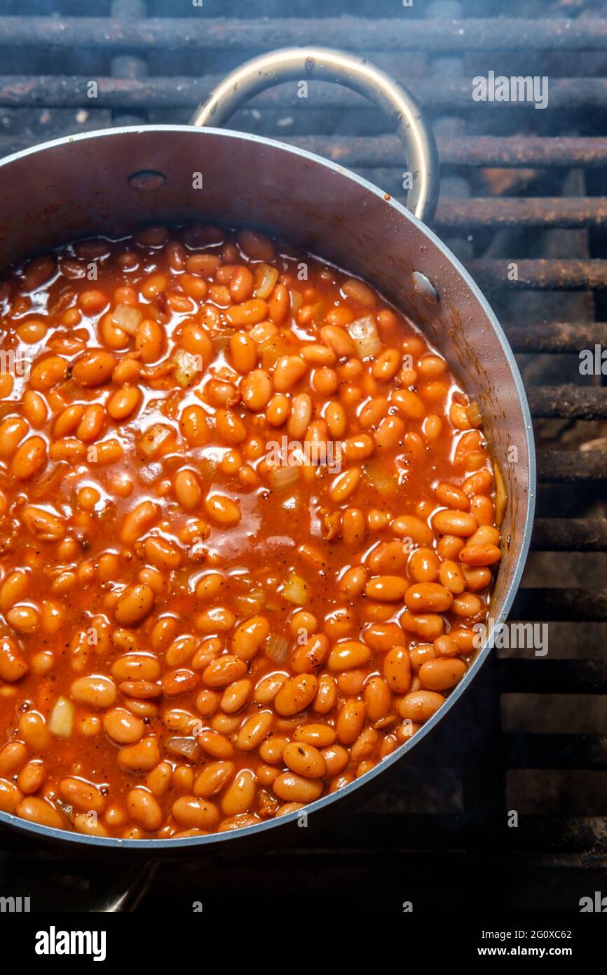 Campfire one-pot cowboy beans with bacon Stock Photo - Alamy
