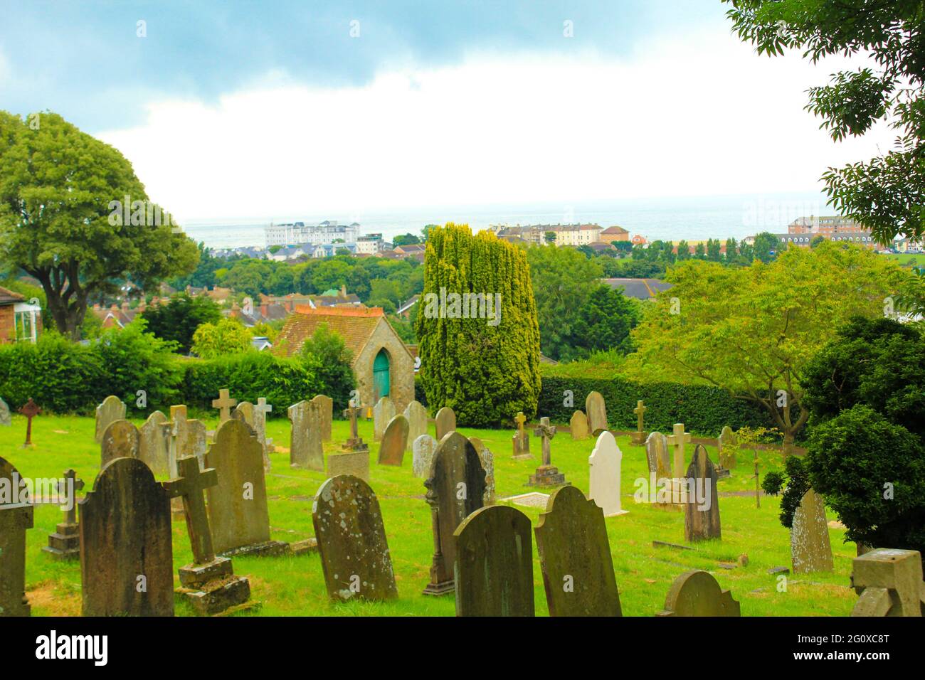 Churchyard of the medieval St Leonard's Church Hythe,ENGLAND Stock ...