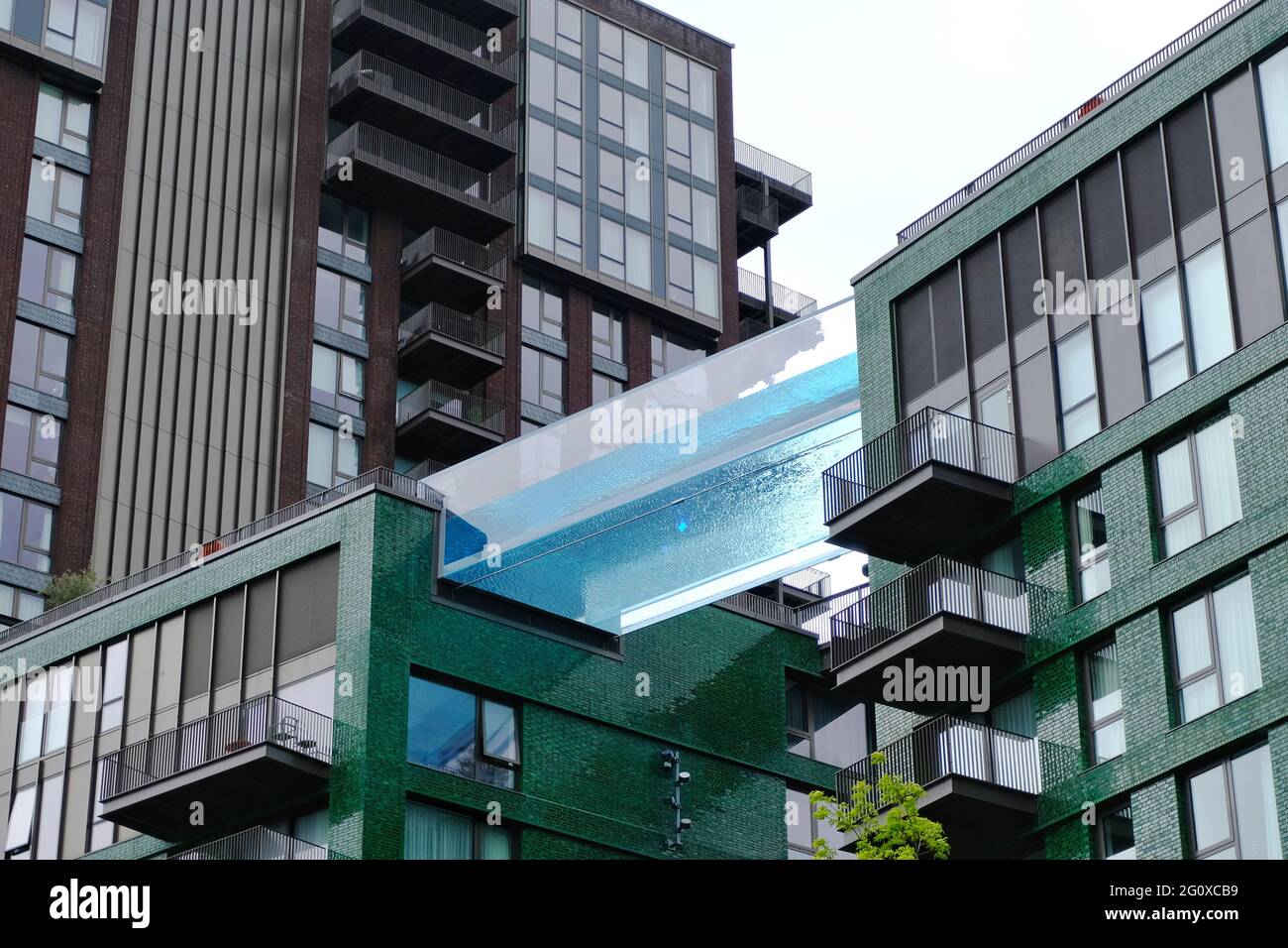 Nine elms swimming pool between buildings hi-res stock photography and ...