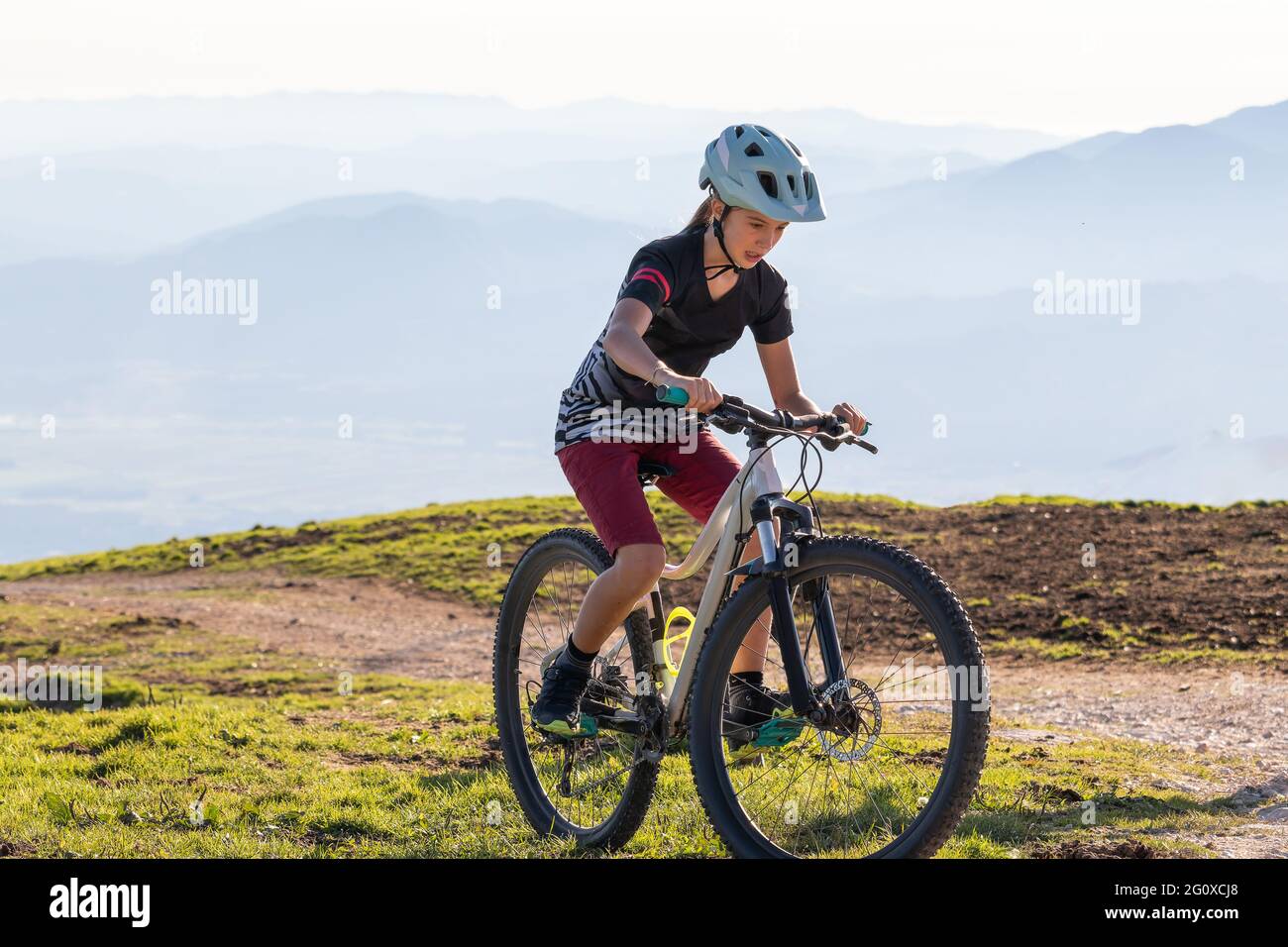 Girl mountain biker cycle downhill hi-res stock photography and images ...