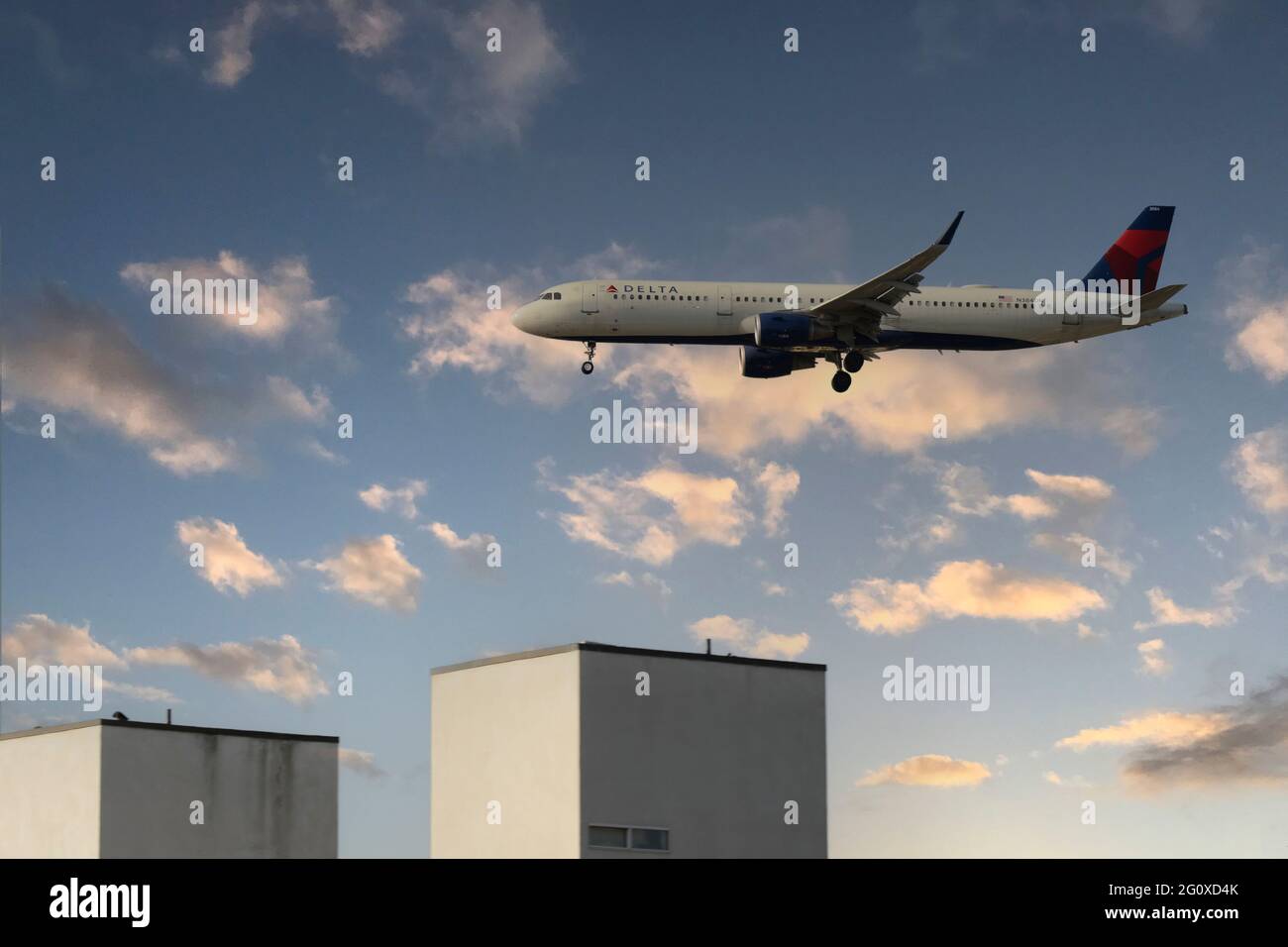 Delta Airlines Boeing 757-200 on Final Approach to San Diego Airport in ...