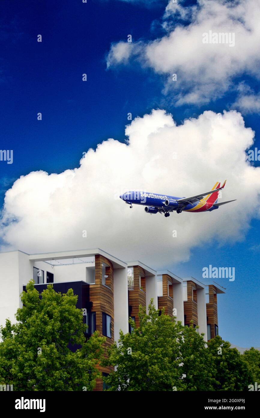 Boeing 737 800 wheels down hi-res stock photography and images - Alamy