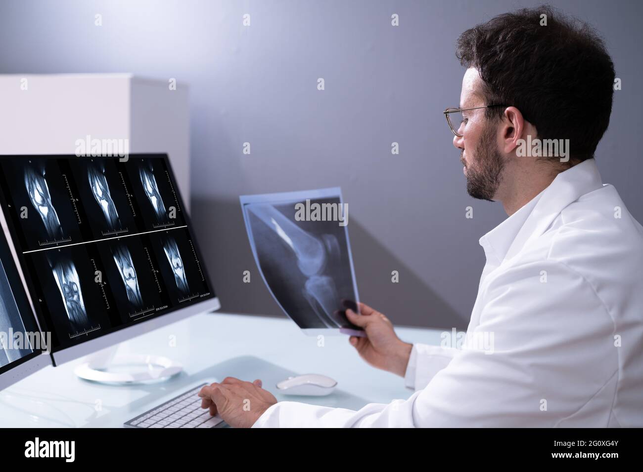 Doctor Screening Knee Bone X Ray On Computer Stock Photo - Alamy