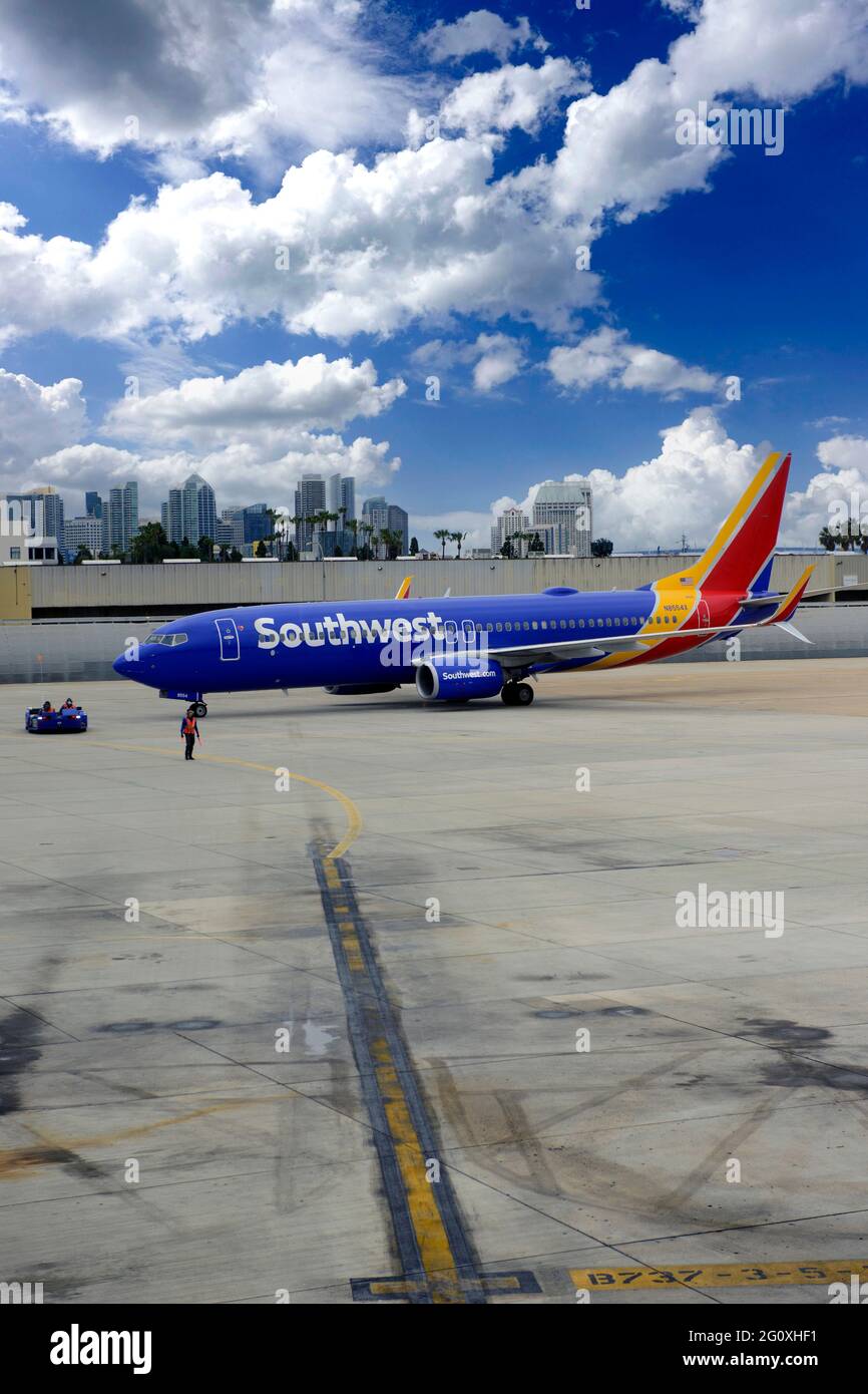 Boeing 737 800 wheels down hi-res stock photography and images - Alamy