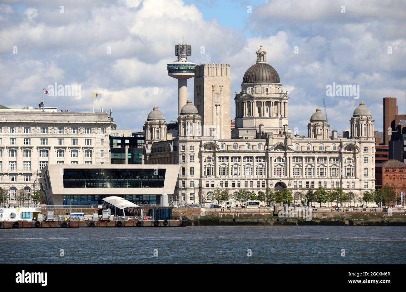 River mersey ferry and the three graces hi-res stock photography and ...