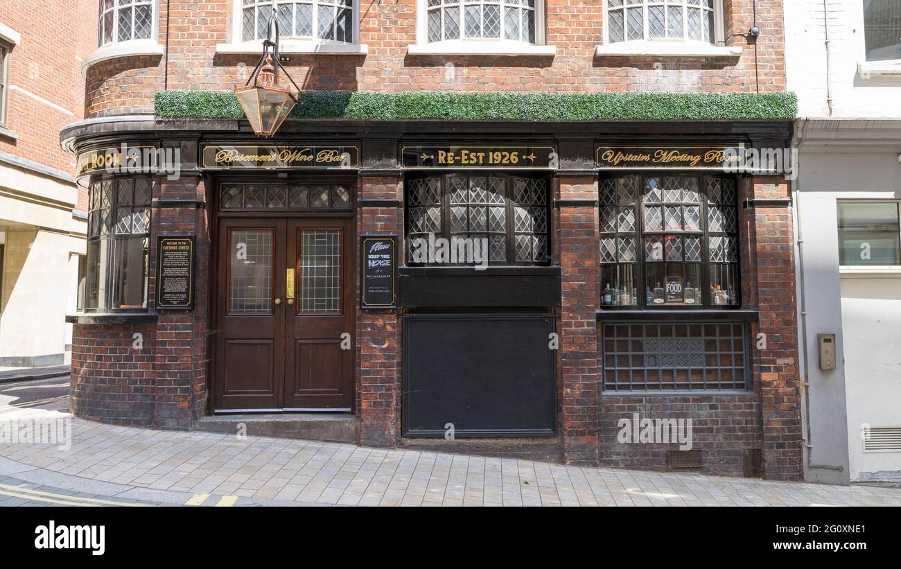 British pub tavern bar hi-res stock photography and images - Alamy