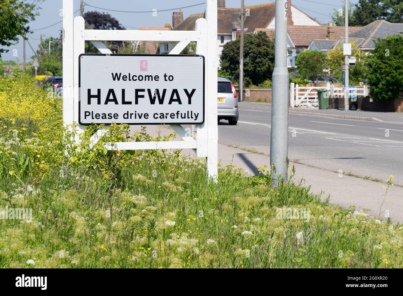 Country border sign for Halfway erected on road side, Kent, England ...