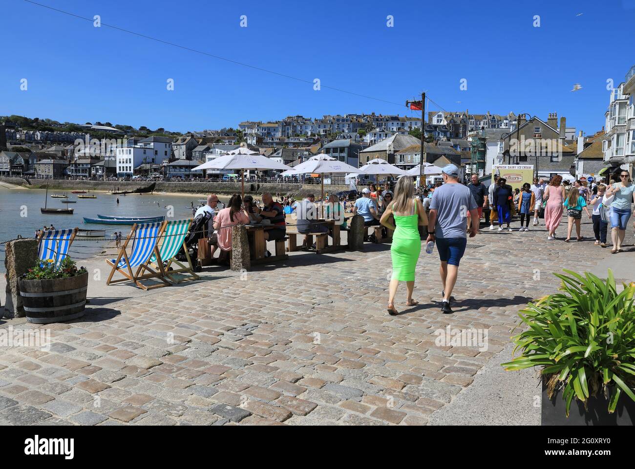 Restaurants on the harbourside in pretty St Ives, in Cornwall, SW ...