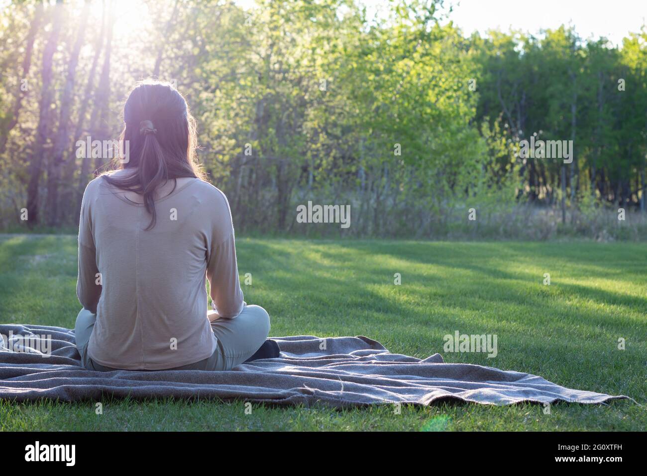 Person facing away from camera hi-res stock photography and images - Alamy