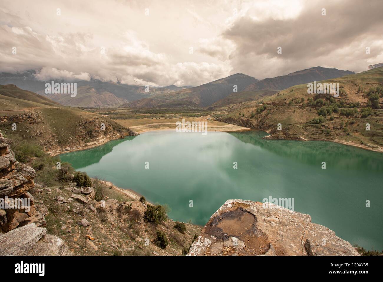 Beautiful mountain green lake hi-res stock photography and images - Alamy