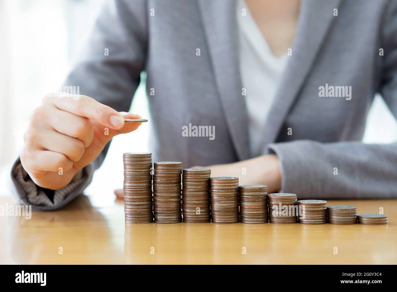 Businesswomen making money hi-res stock photography and images - Alamy