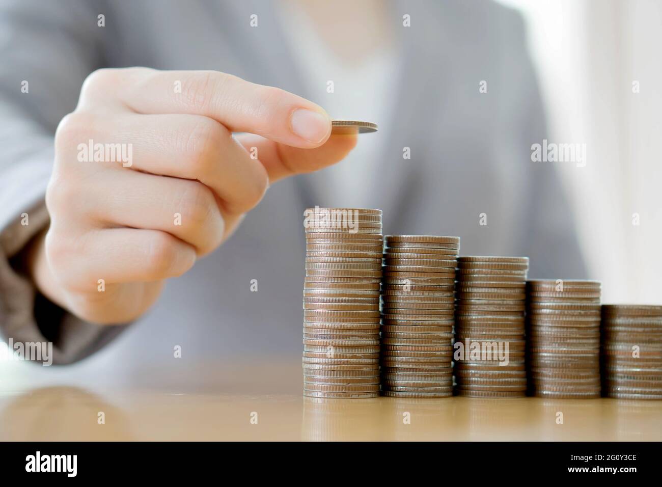 Businesswomen making money hi-res stock photography and images - Alamy