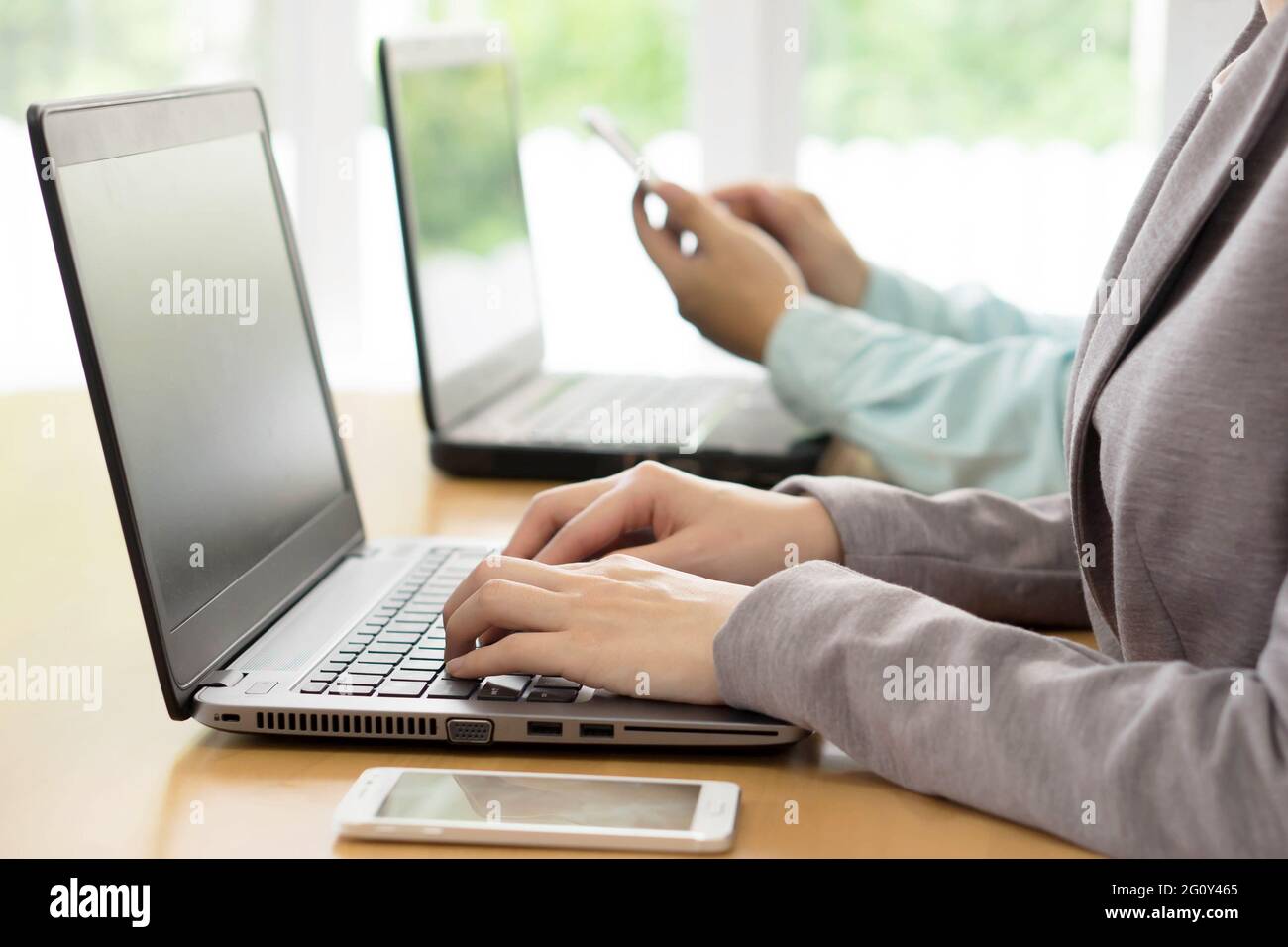 Office workers at desks hi-res stock photography and images - Alamy