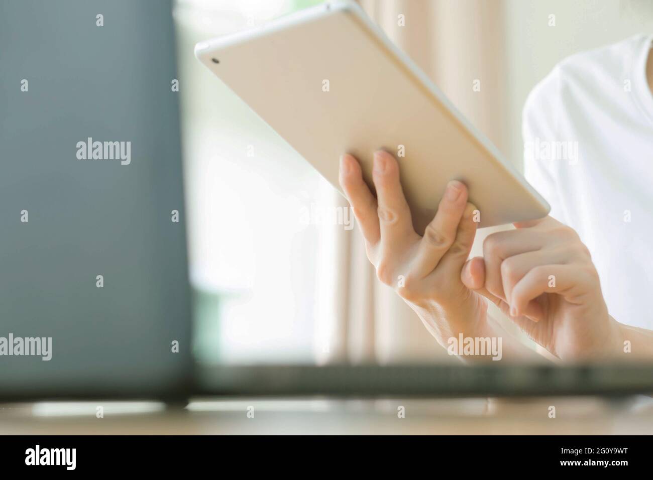 Woman hand hold white tablet with blank empty screen Stock Photo - Alamy
