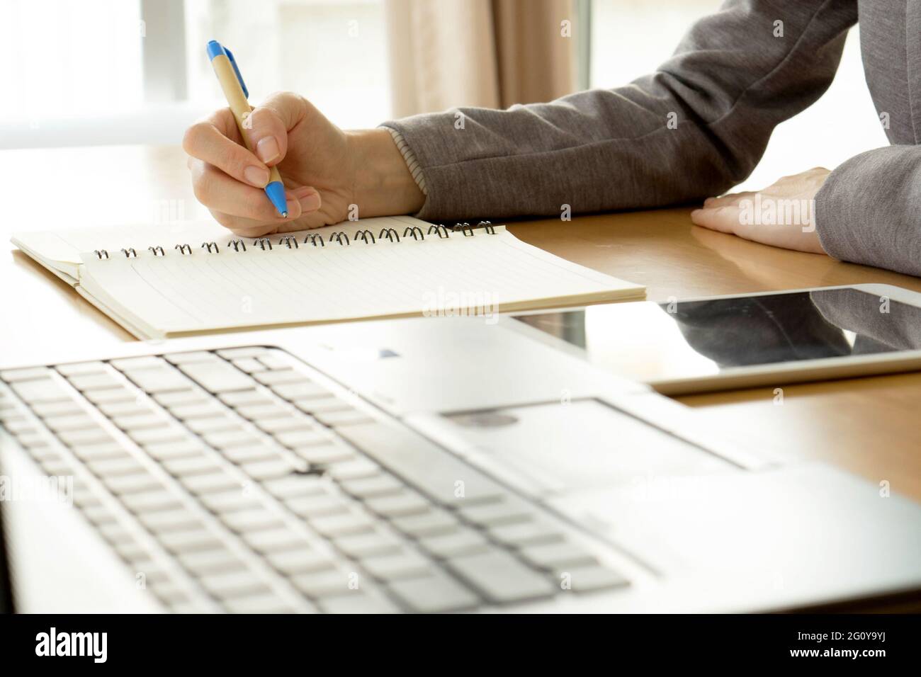 Teen laptop concentrate hi-res stock photography and images - Alamy