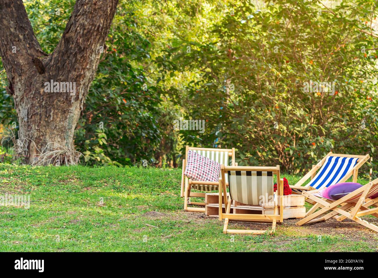 Shady courtyard chairs hi-res stock photography and images - Alamy