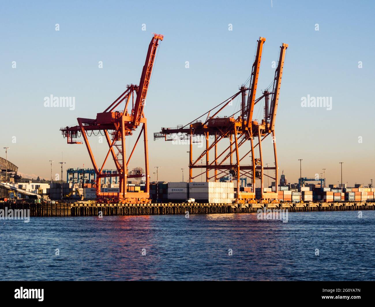 Seattle cranes container hi-res stock photography and images - Alamy