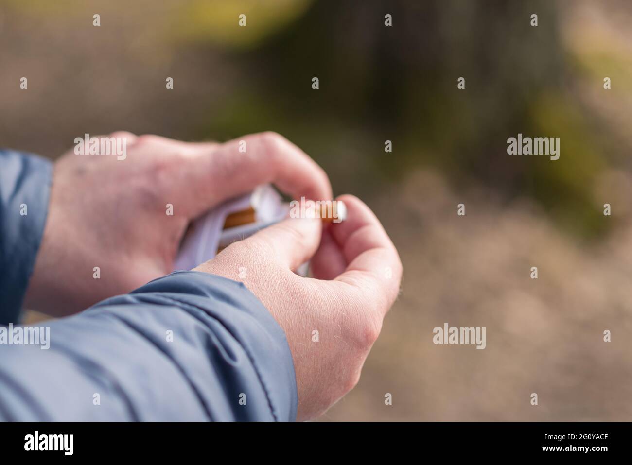 Cigarette box hand hi-res stock photography and images - Alamy