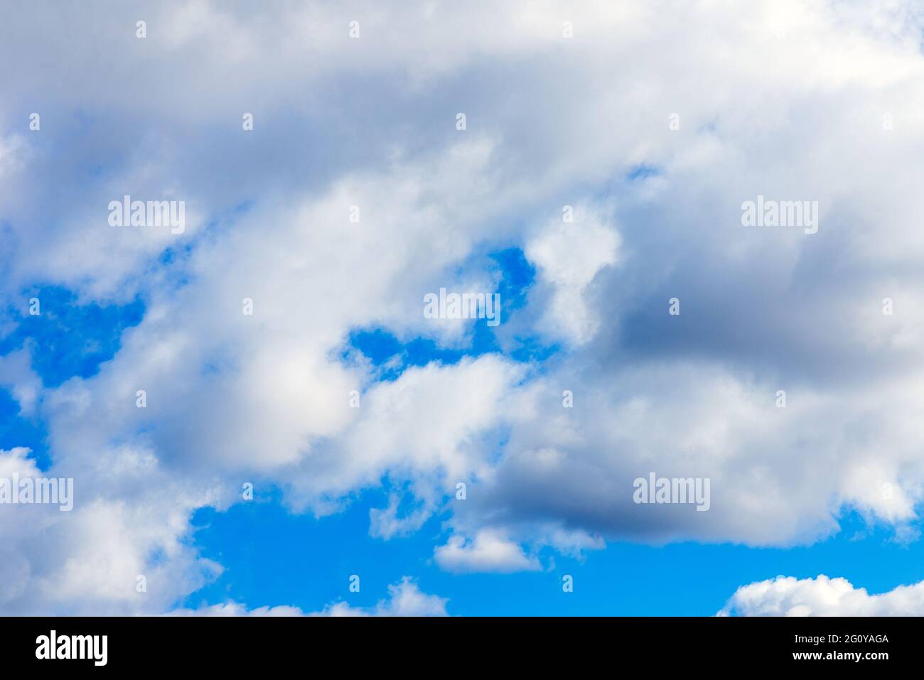 Dramatic blue sky with white cloud and clouds background Stock Photo ...