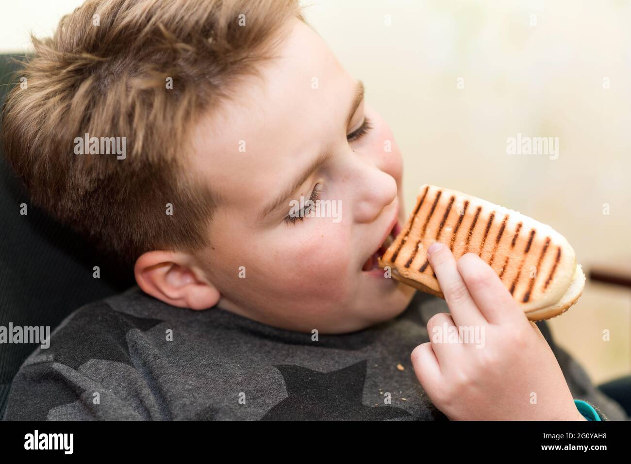 American child eating hot dog hi-res stock photography and images - Alamy