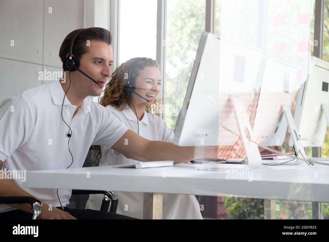 Smiling customer support staff hi-res stock photography and images - Alamy