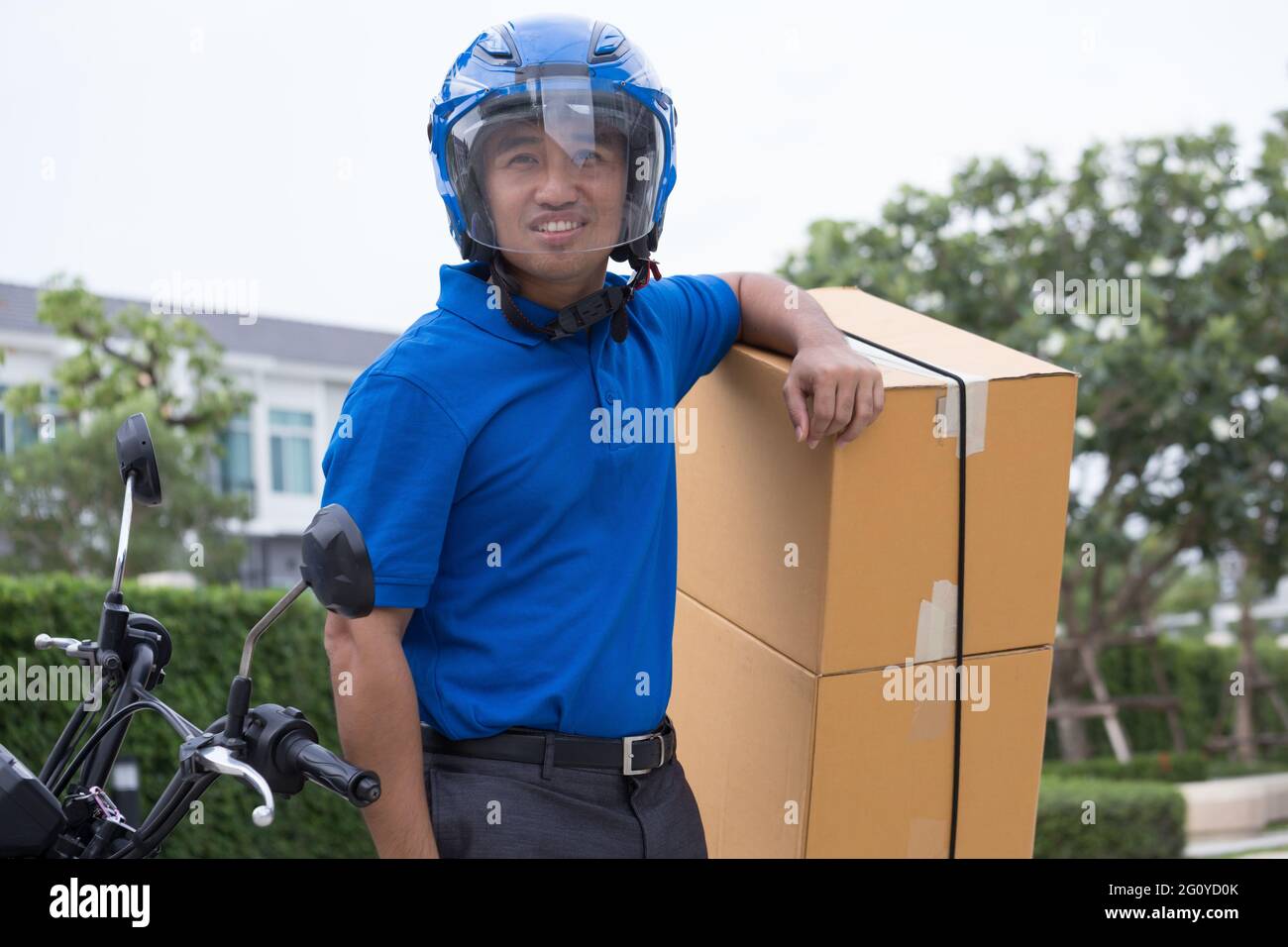 Fast food delivery men hi-res stock photography and images - Alamy
