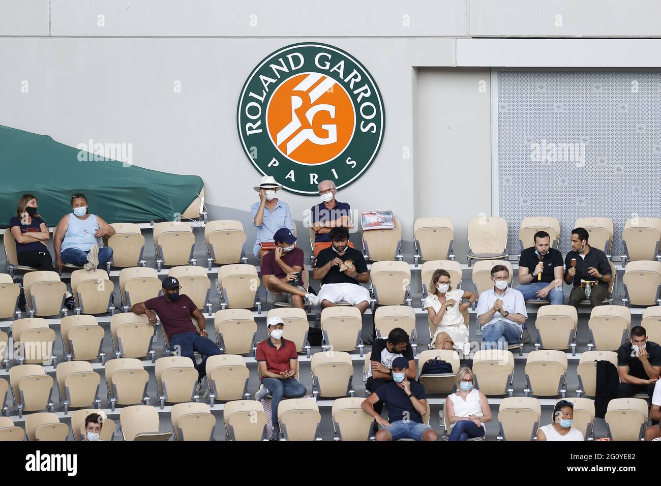 Roland garros spectators hi-res stock photography and images - Alamy