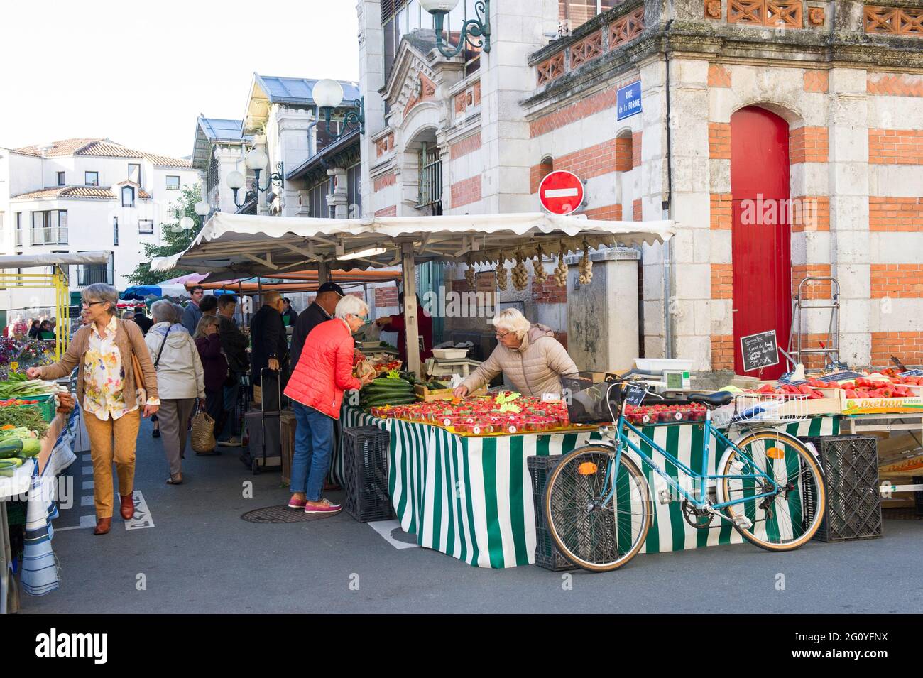 Poitou charentes market hi-res stock photography and images - Alamy